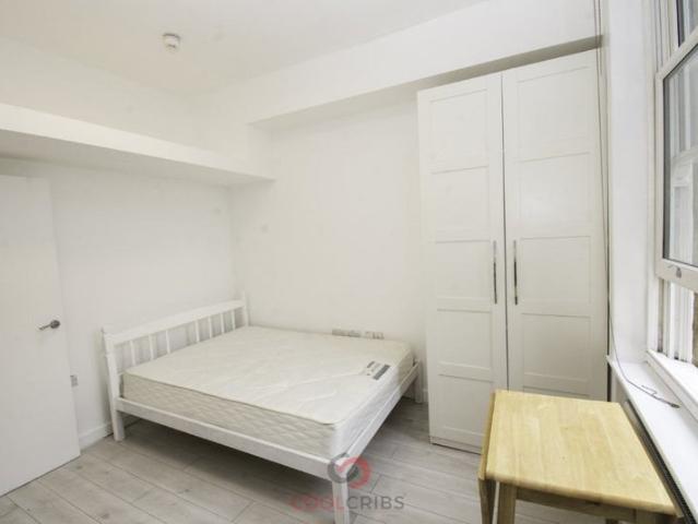 Studio in Warwick Road, Earls Court, SW5