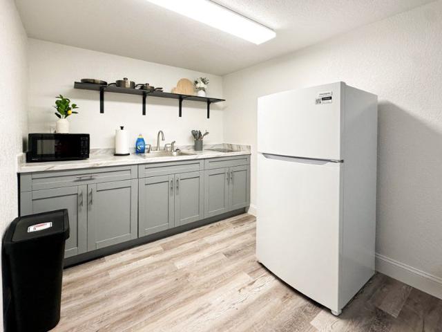 STUDIO IN WEST TAMPA ! ALL BY YOURSELF, CLOSE T