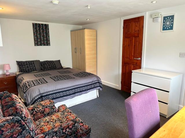 Studio in West Bromwich B71 1NS