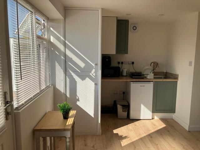 Studio on quiet road next to s.downs national park