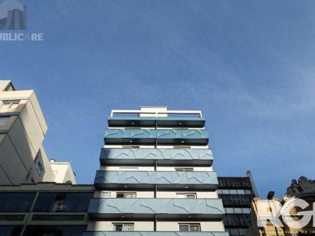 Studio localizado na Rua Duque de Caxias, Centro Histórico de Porto Alegre, uma