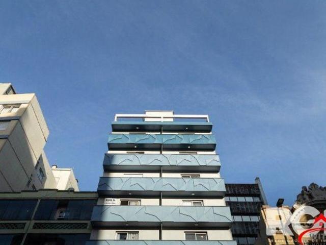 Studio localizado na Rua Duque de Caxias, Centro Histórico de Porto Alegre, uma