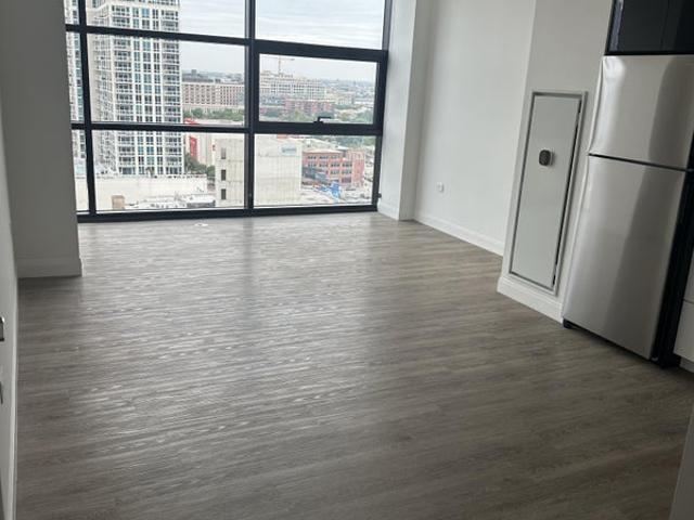 STUDIO LEASE TAKEOVER RIVER NORTH