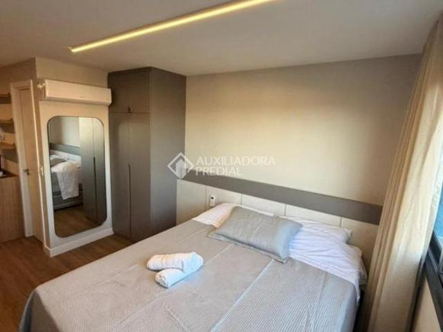 Studio mobiliado no coração da cidade baixa
