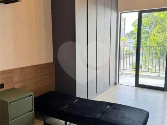 Studio mobiliado com vaga a uma quadra da PUC no Rebouças