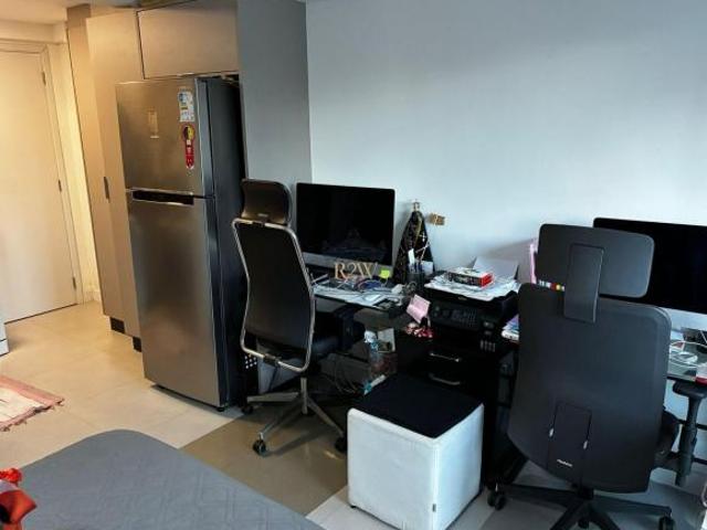 STUDIO MOBILIADO COM SACADA AO LADO MERCADO MUNICI