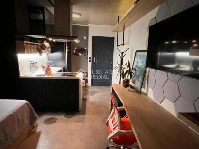 Studio mobiliado com sacada, prédio com gerador e toda infraestrutura