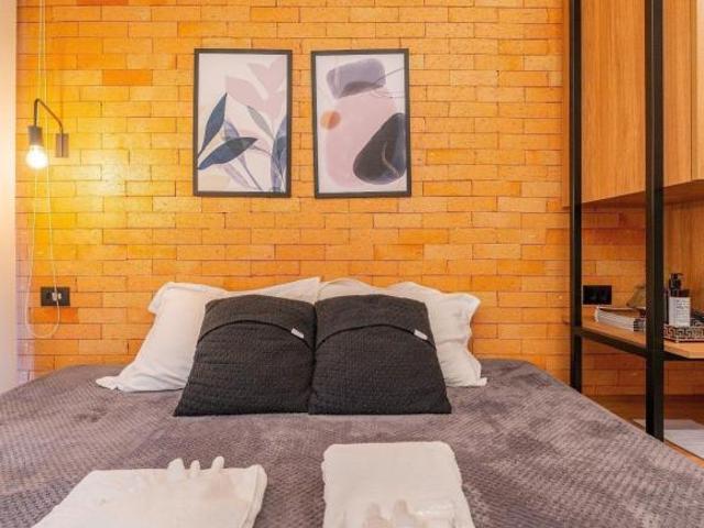 Studio mobiliado e equipado no Bigorrilho pronto para locação