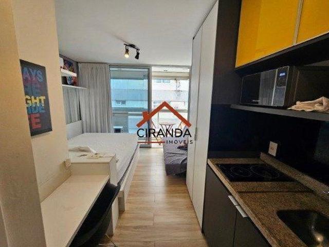 Studio mobiliado, pronto para morar, com decoração moderna e funcional