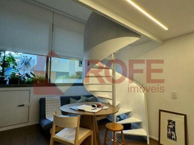 Studio novo reformado com quarto no mezanino e pé direito de 3,70m