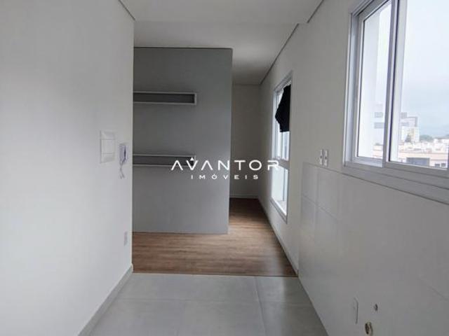Studio semi mobiliado com box no centro