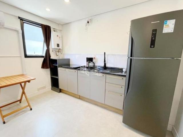 Studio semi mobiliado de 1 quarto, 1 banheiro e 01 vaga no bairro Centro Histórico