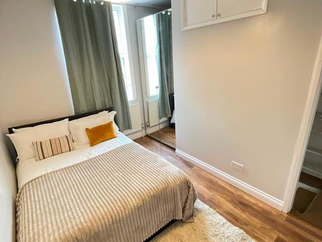 Studio Separate Kitchen all bills and C Tax Includ