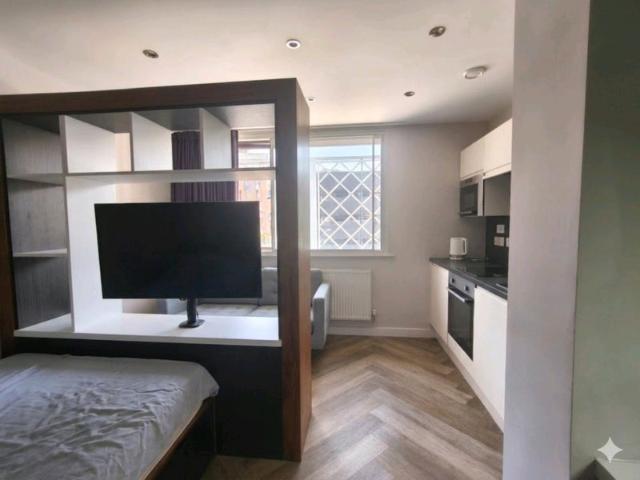 Studio sublet in Leeds