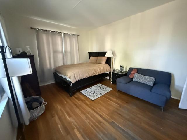 Studio sublet walkable to melrose and shopping