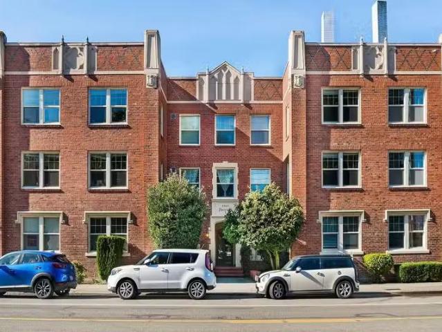 Studio Phinney Apartments