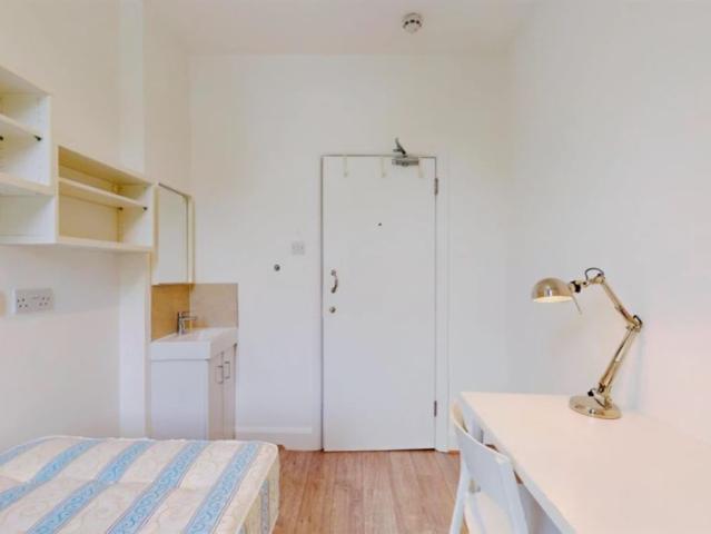 Studio, Room 7, 21