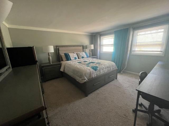 Studio Room w/ Private Bath in Town Center
