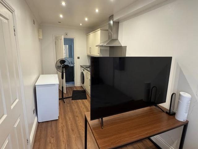 Studio room in Isleworth all bills included