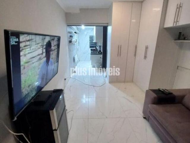 Studio Reformado com Varanda e Vaga de Garagem Privativa
