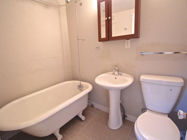 Studio W | Central Location Studio Apartment for Rent at 3416 Wyandotte St, Kansas City, MO 64111 Broadway Gillham