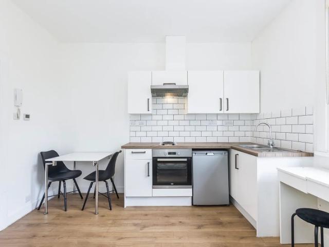 Studio Warwick Road, Earls Court, London, SW5