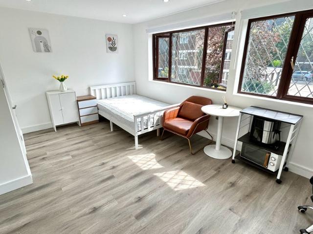 Studio with 7 Mins Walk to UCL/LCF [Summer Let]
