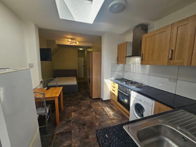 Studio with Garden All bills inc 3 min to tube