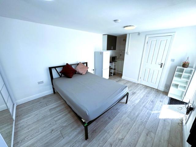 Studio with Own Kitchen £1275 Pcm Newbury Park