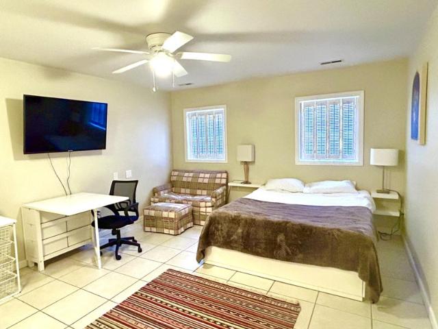 Studio with Private Entrance in Quiet Home
