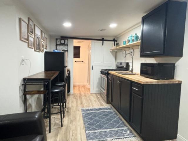 Studio with private entrance & Utilities included
