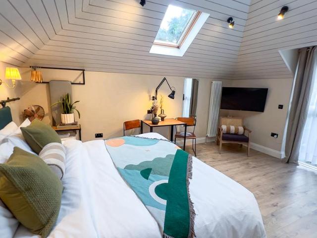 Studio Townhouse Hammersmith Grove 1 bed apartment to rent £2,800 pcm £646 pw