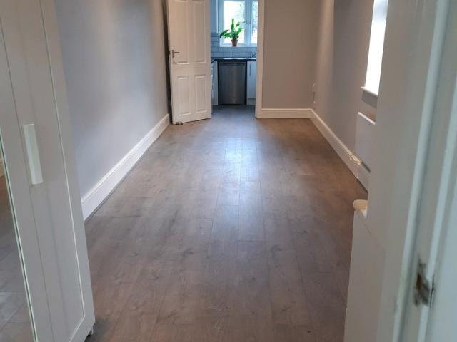 Studio to let. FELTHAM near station