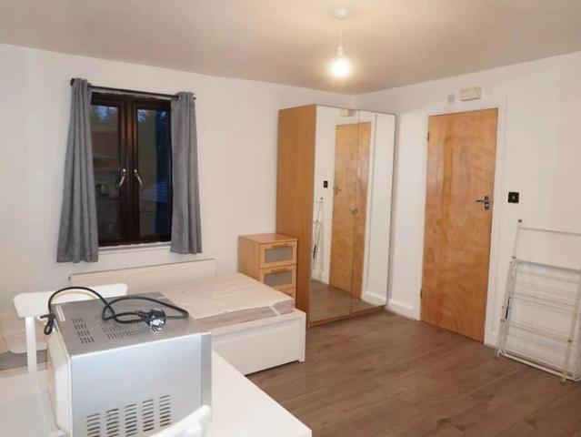 Studio to let in Haymill, Uxbridge