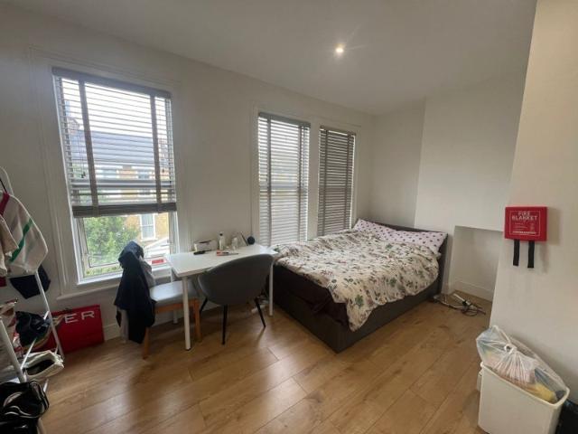 Studio to let in Vauxhall area