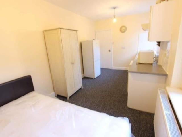 Studio To Let W14. Available MID JULY. West Brompton, West Kensington. Chelsea, Earls Court. CALL NOW