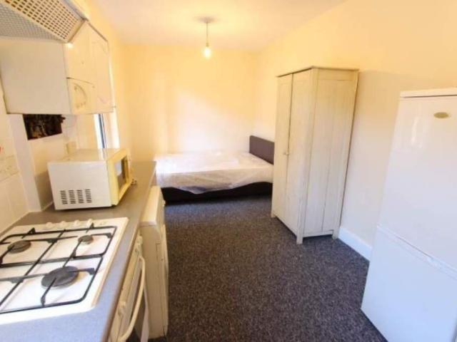 Studio To Let W14. Available NOW. West Brompton, West Kensington. Chelsea, Earls Court. CALL NOW