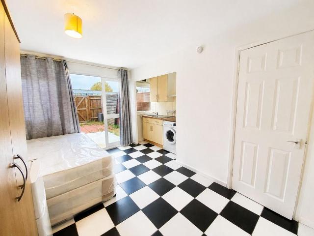 Studio to rent
