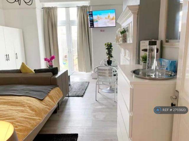 Studio to rent