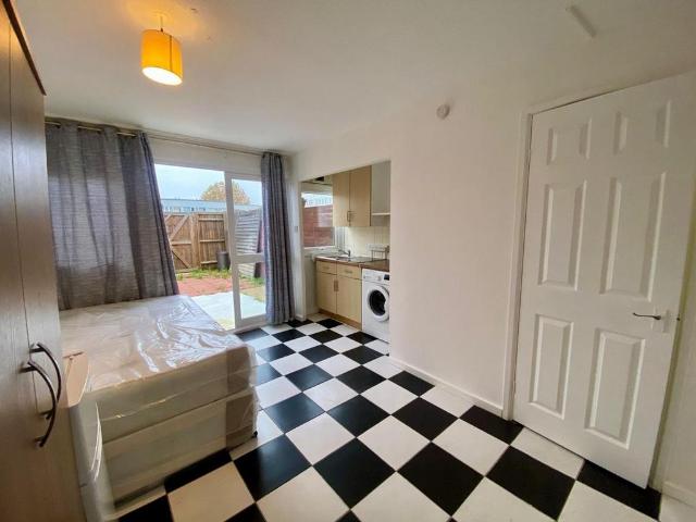Studio to rent