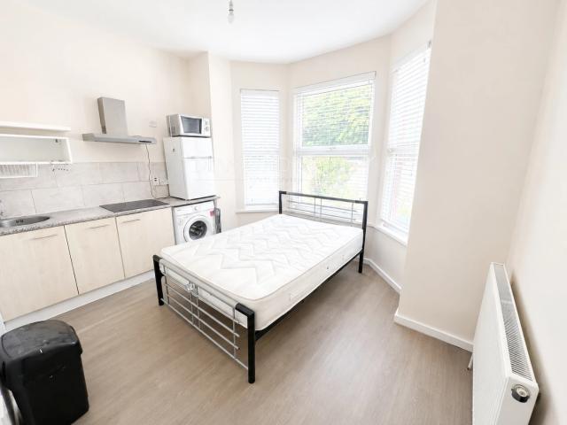 Studio To Rent £900 pcm