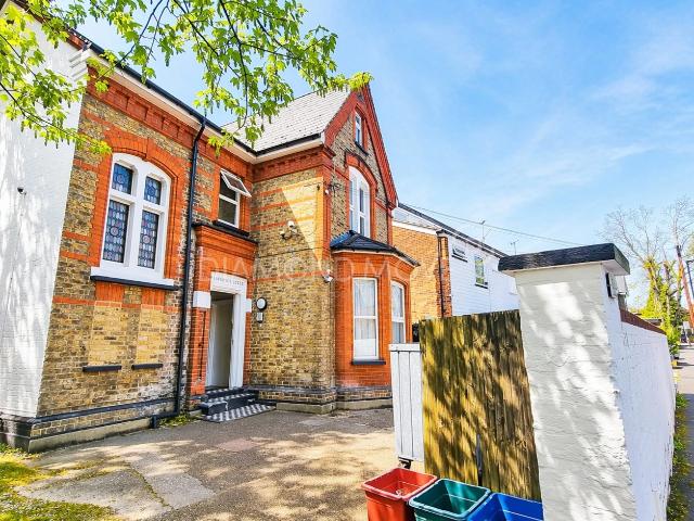 Studio To Rent £900 pcm