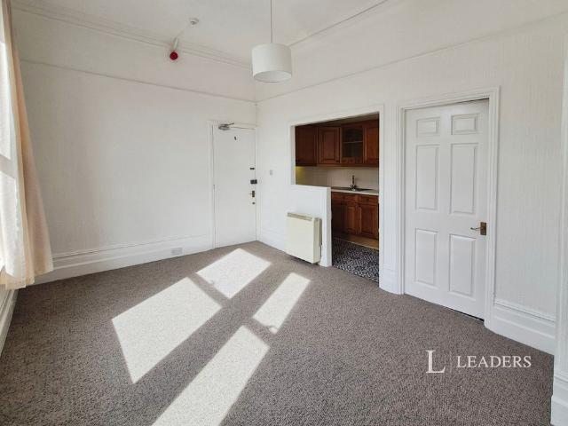 studio to rent 10 Moat Croft Road, Eastbourne, BN21