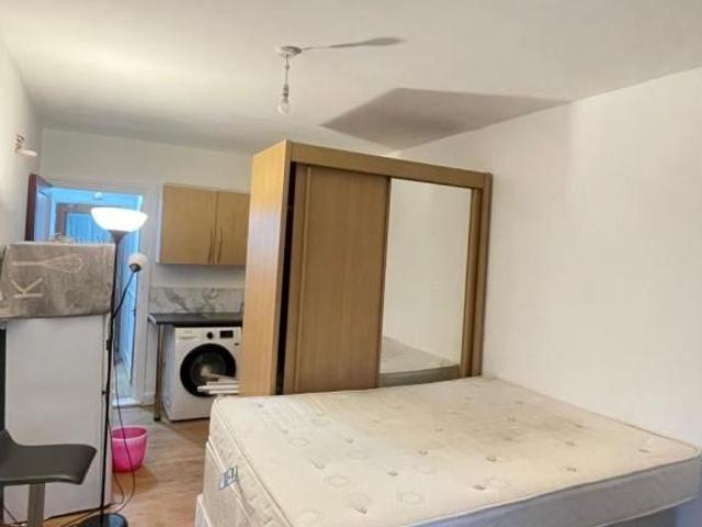 Studio to rent