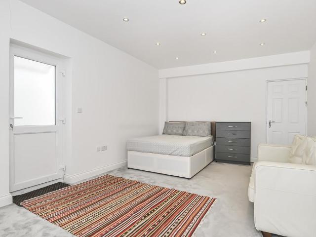 Studio to rent