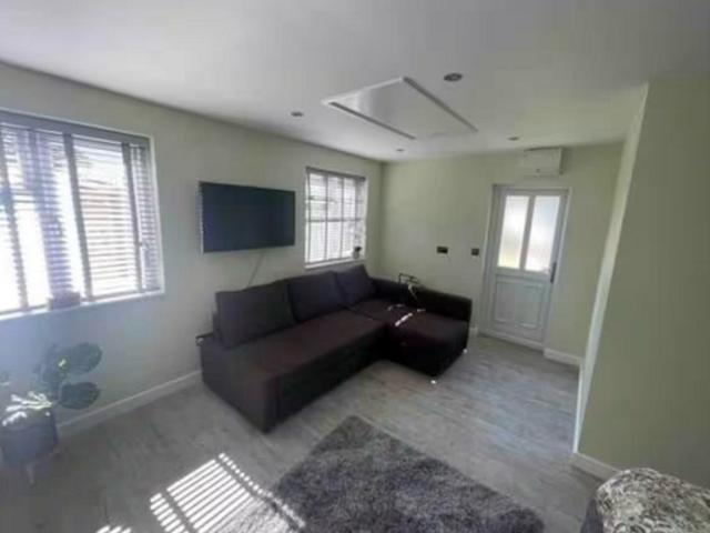 1 bedroom in a flat share to rent