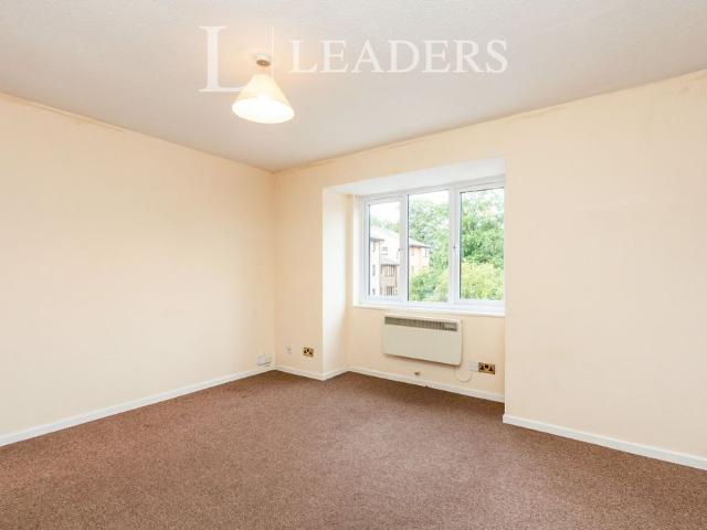 studio to rent The Rowans, Woking, GU22
