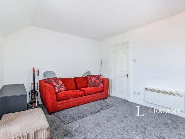 studio to rent Weatherall Close, Addlestone, KT15