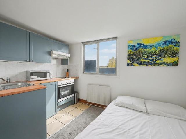 Studio to rent West Cromwell Road, Earls Court SW5