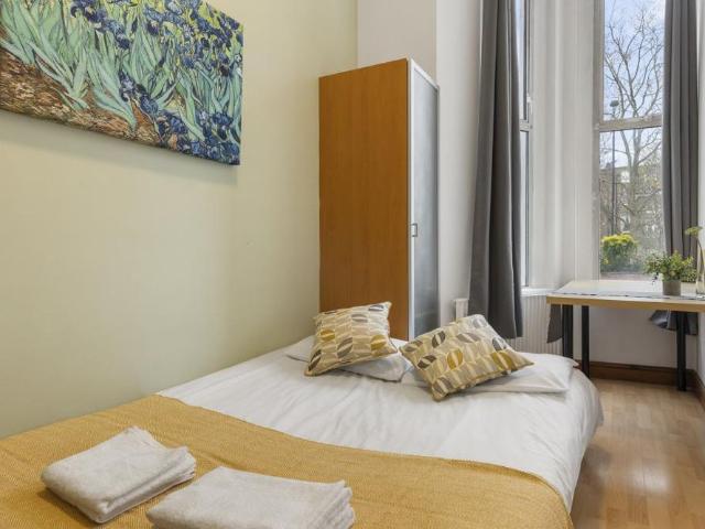 Studio to rent West Cromwell Road, Earls Court SW5